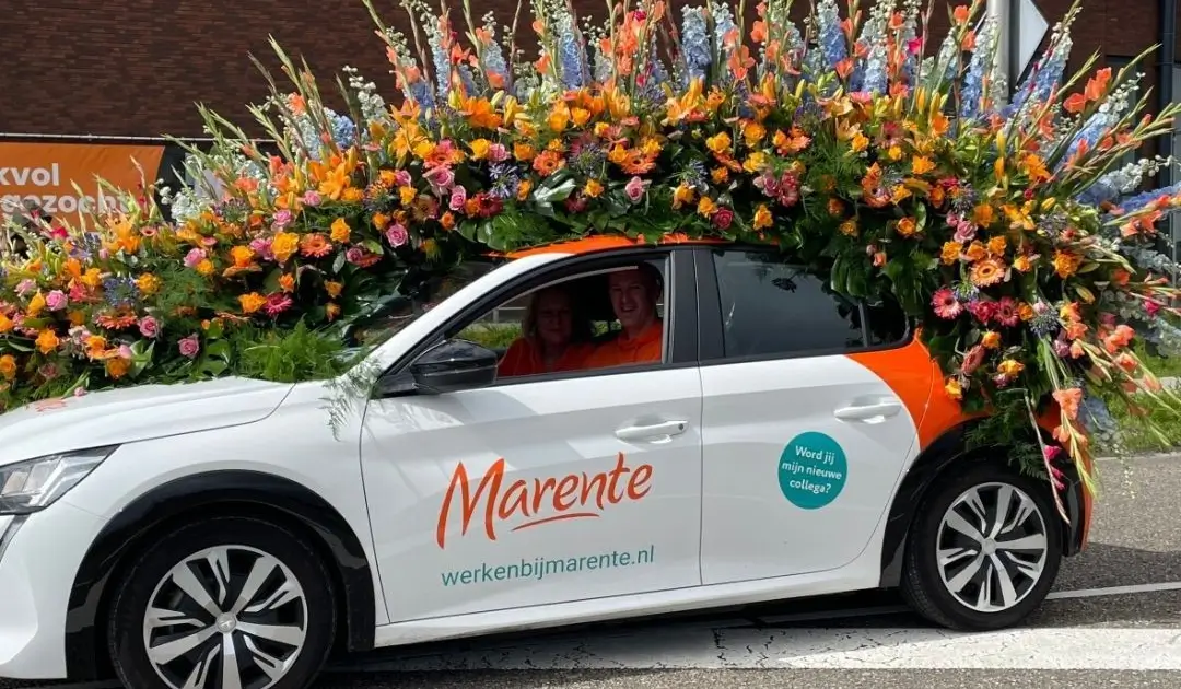 Marente rijdt mee in kleurrijk bloemencorso - Marente